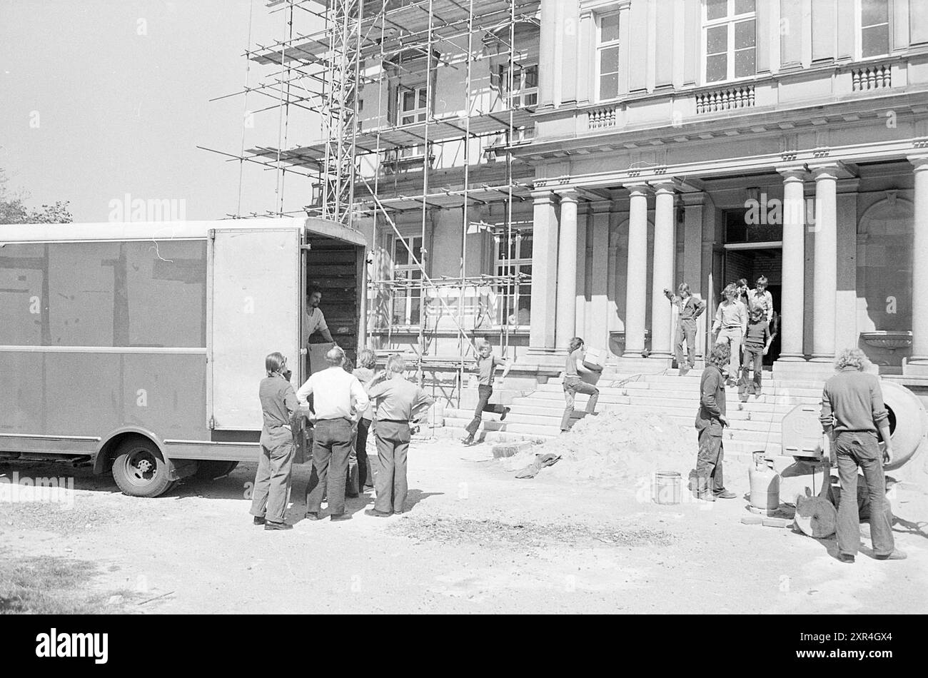 Relocation of classic building (pavilion) under scaffolding, 17-05-1973 ...