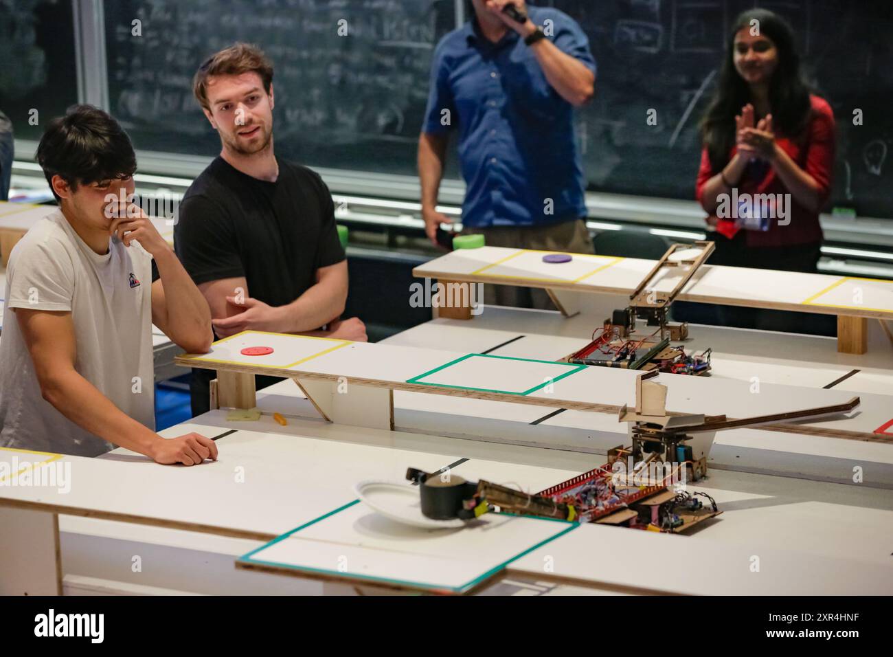 Robot pair hi-res stock photography and images - Alamy