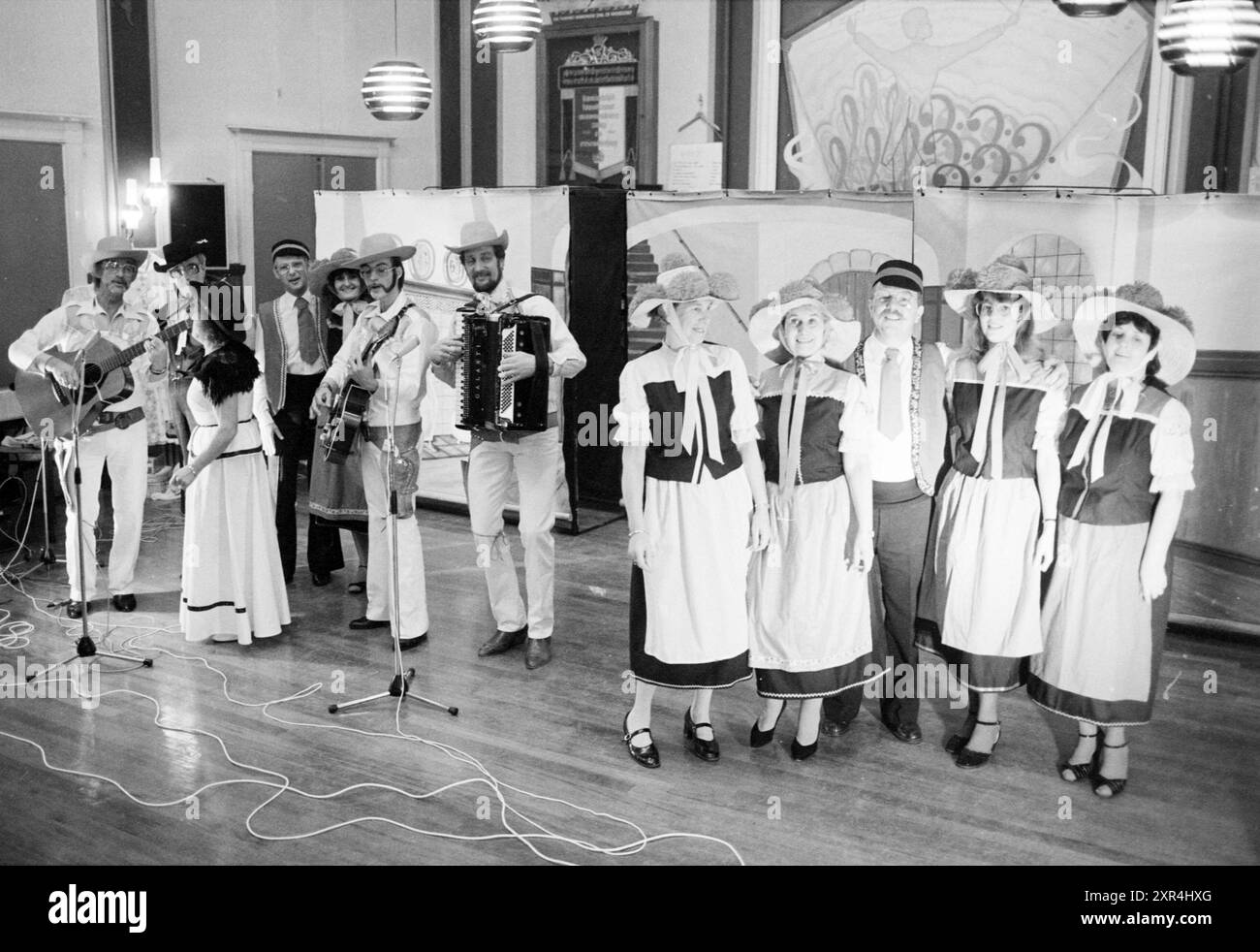 Group zang hi-res stock photography and images - Alamy