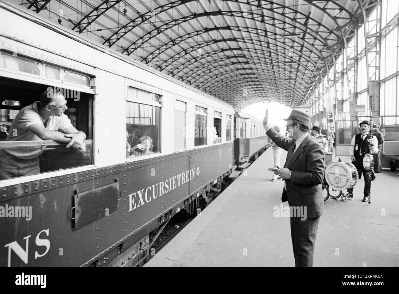 Haarlem Station: Voskuilen with fried egg makes the steam train depart ...