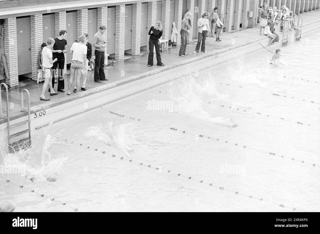 Swimming competition in the Houtvaart swimming pool, Haarlem, Piet ...