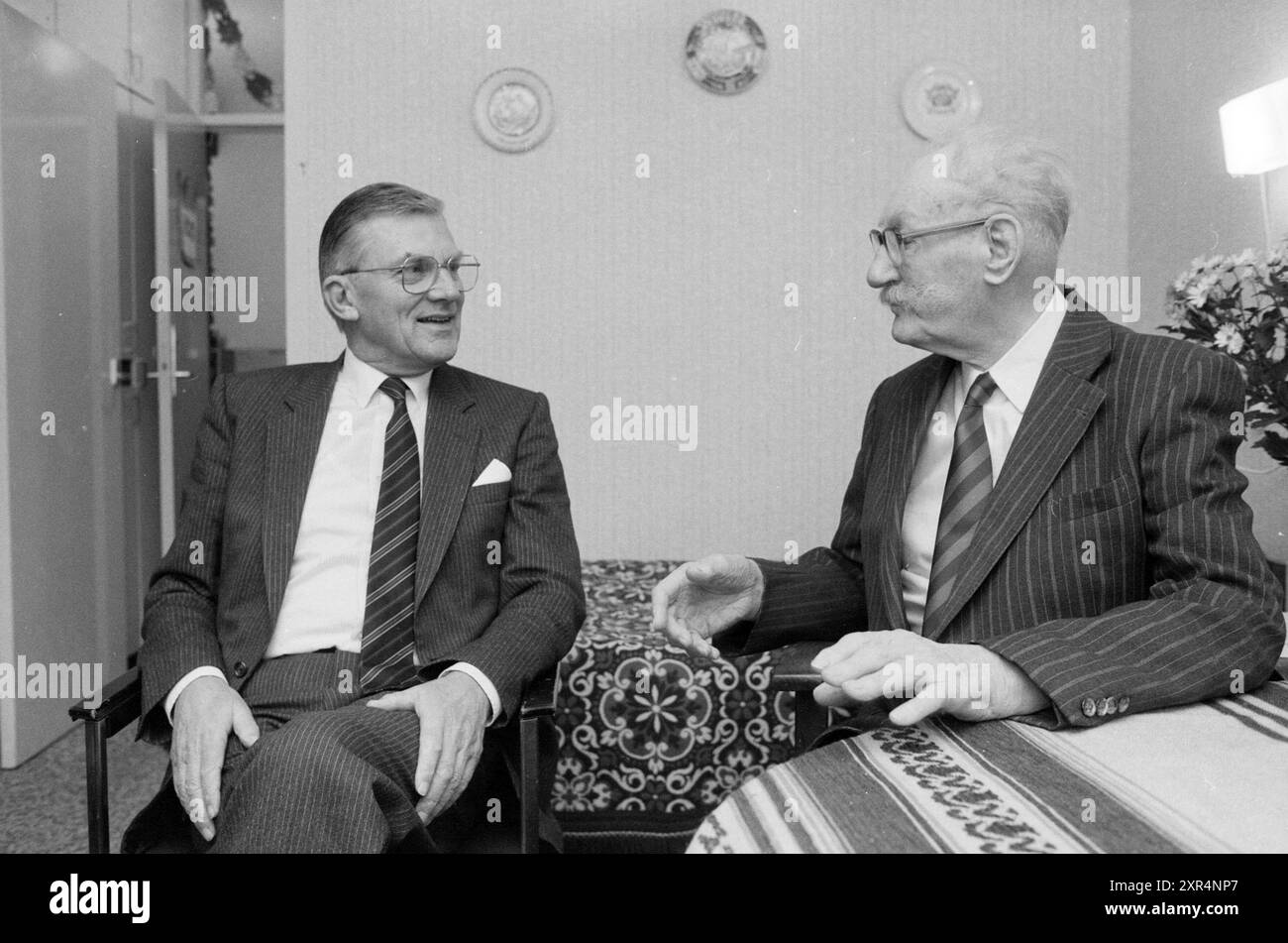 Mayor visits 100-year-old Mr Broersen in De Moerberg, IJmuiden ...