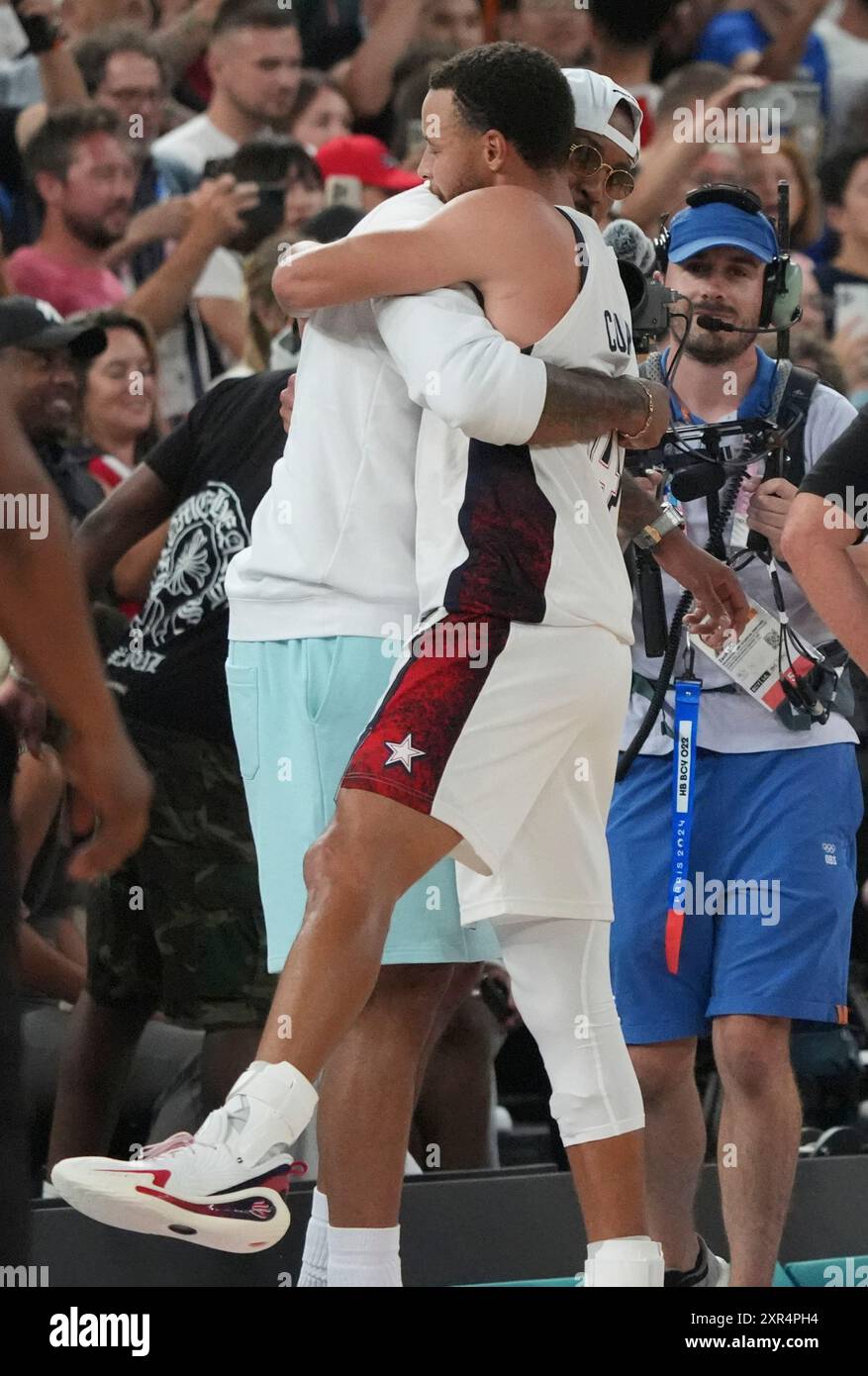Paris, France. 08th Aug, 2024. USA's Stephen Curry receives a big hug ...