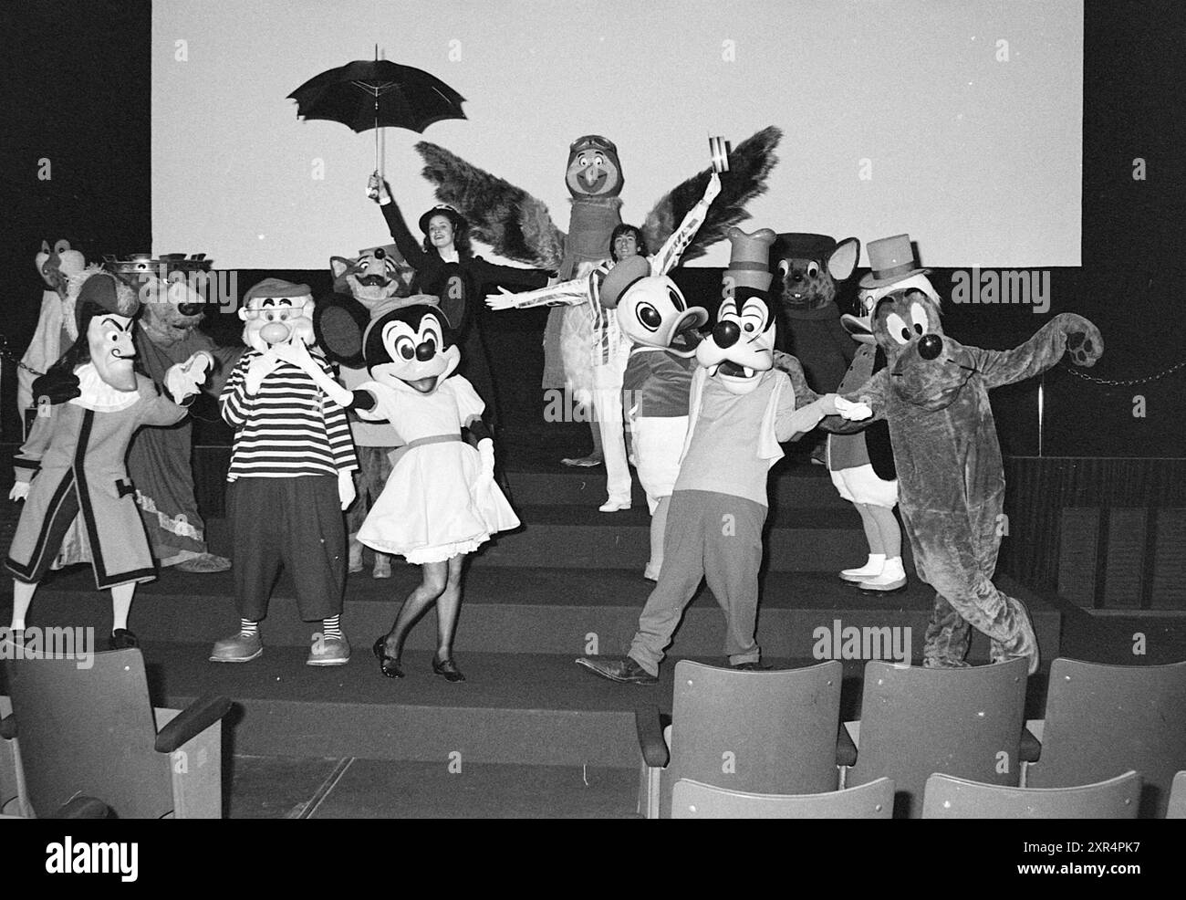 People dressed as Walt Disney characters, Whizgle Dutch News: Historic ...