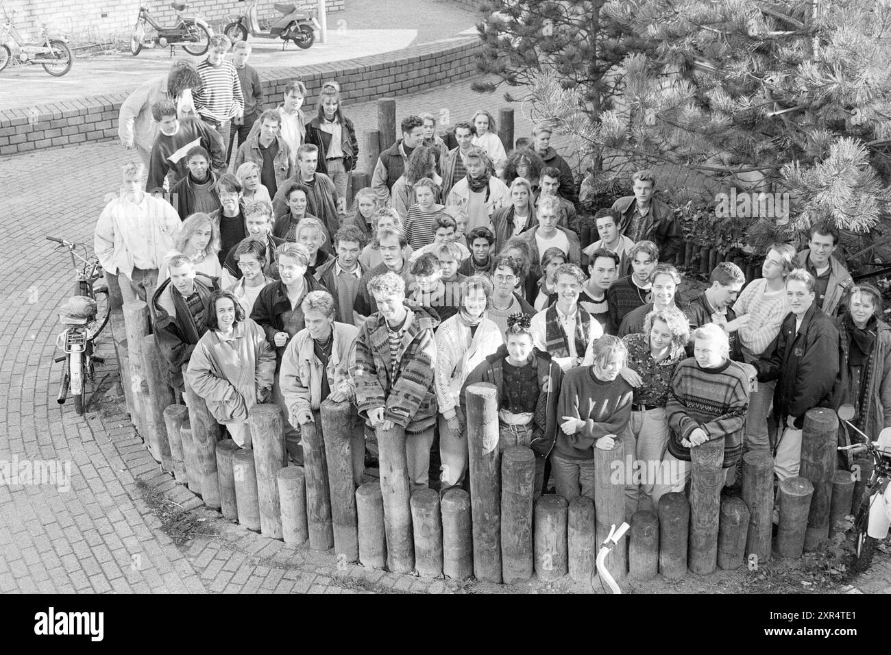 Graphic School: Class in newspaper, 31-10-1990, Whizgle Dutch News: Historic Images Tailored for ...