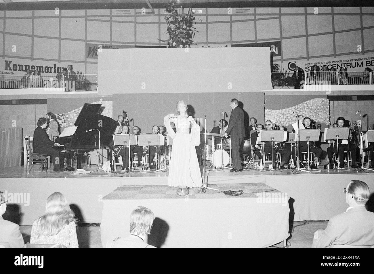 Performance Vera Lynn sports hall, Music, 29-05-1971, Whizgle Dutch ...