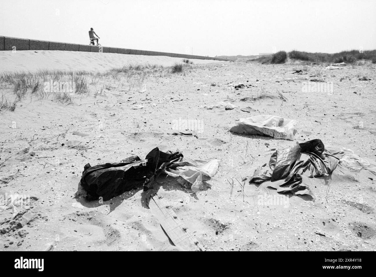 Polluted beach, Beach and beaches, 14-06-1989, Whizgle Dutch News ...