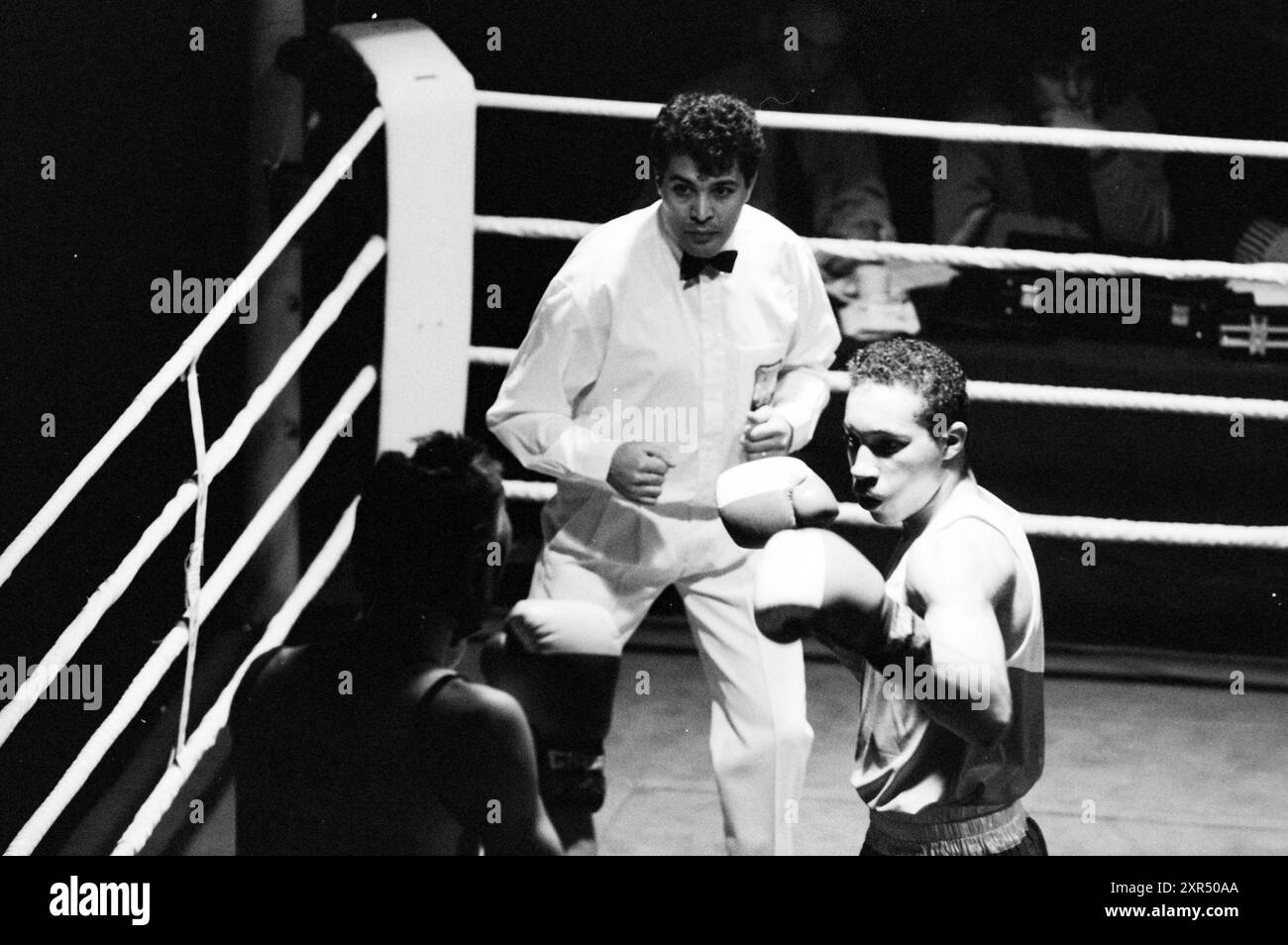 Boxing referee hr Black and White Stock Photos & Images - Alamy
