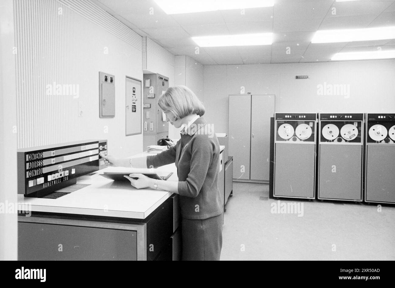 Woman at Honeywell 200 computer system (punch cards), Whizgle Dutch ...