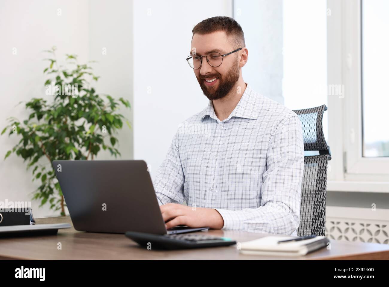 Man with good posture working in office Stock Photo - Alamy