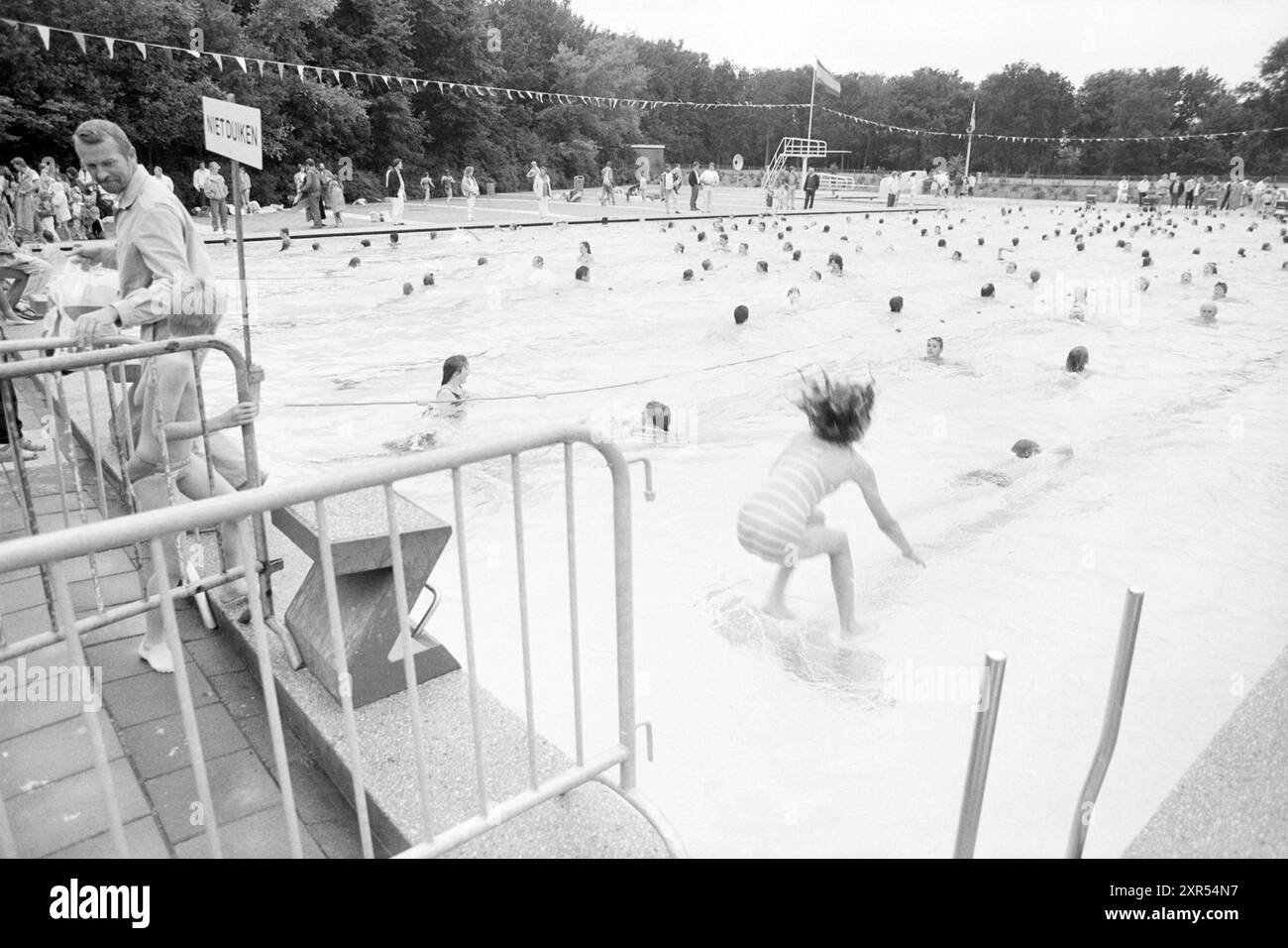 Outdoor swimming pool, 00-06-1988, Whizgle Dutch News: Historic Images ...