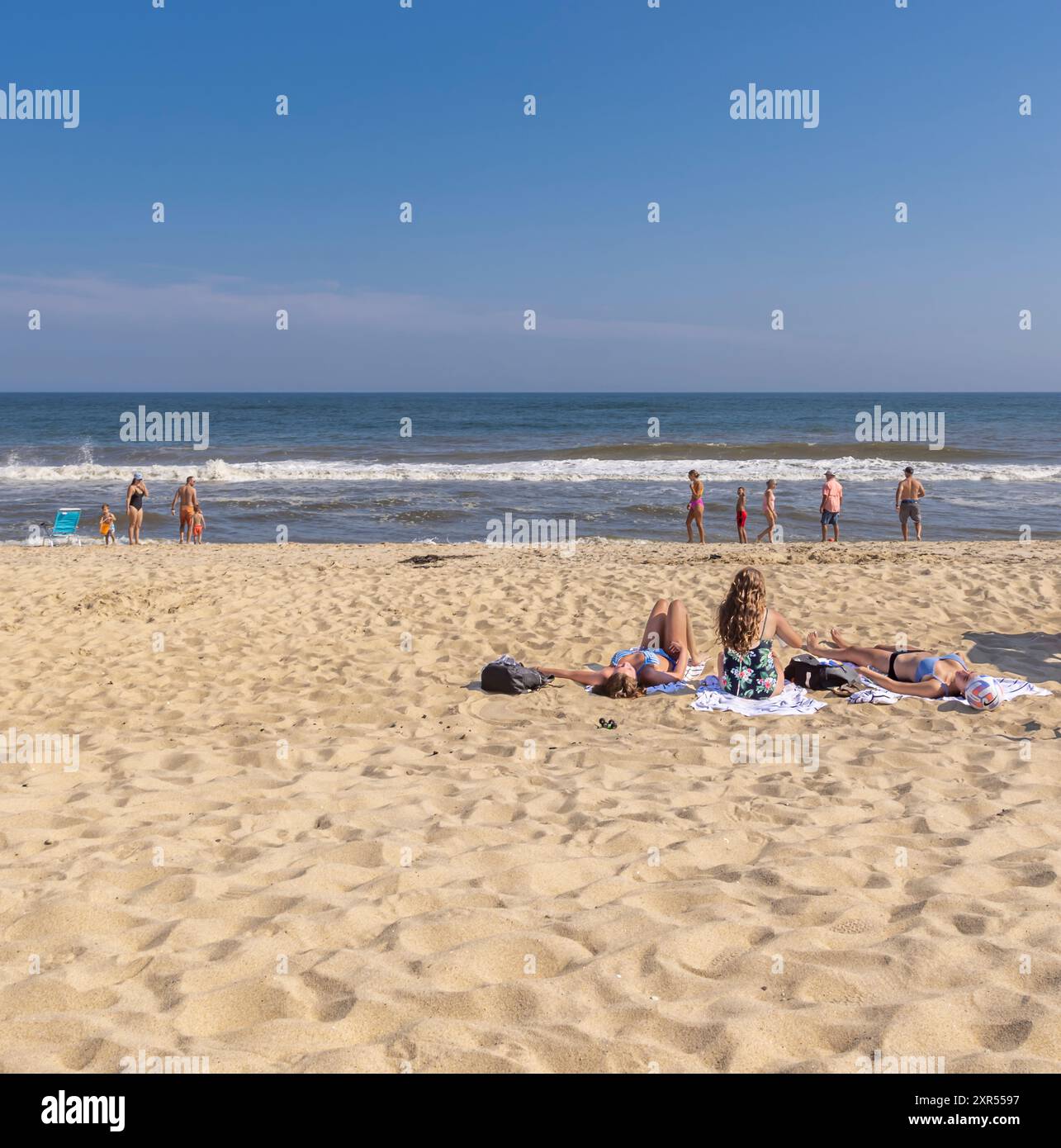 People sunbathing on beach hi-res stock photography and images - Alamy