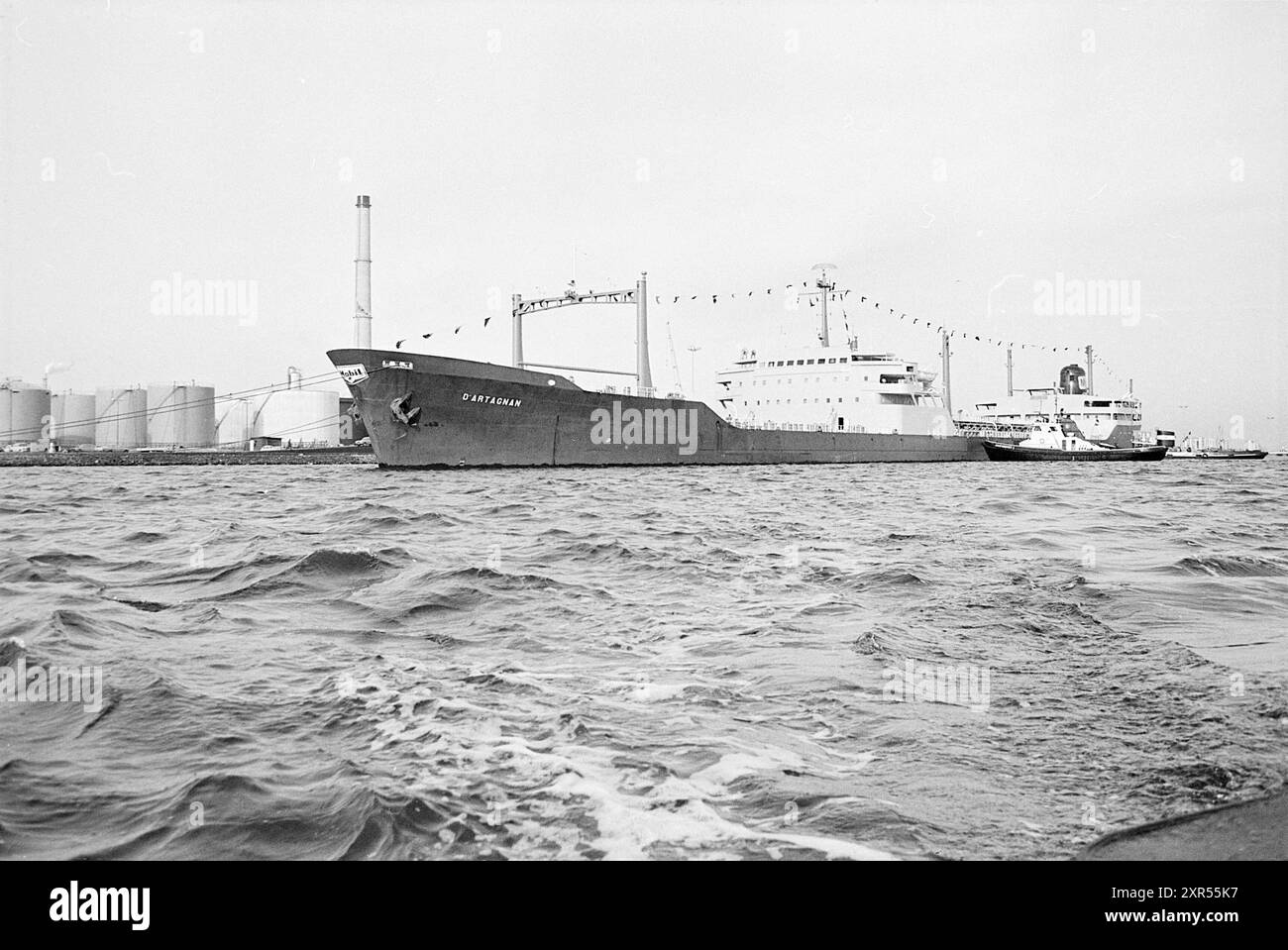 Arrival of the first boat Mobil Oil, Ships, 26-03-1968, Whizgle Dutch ...
