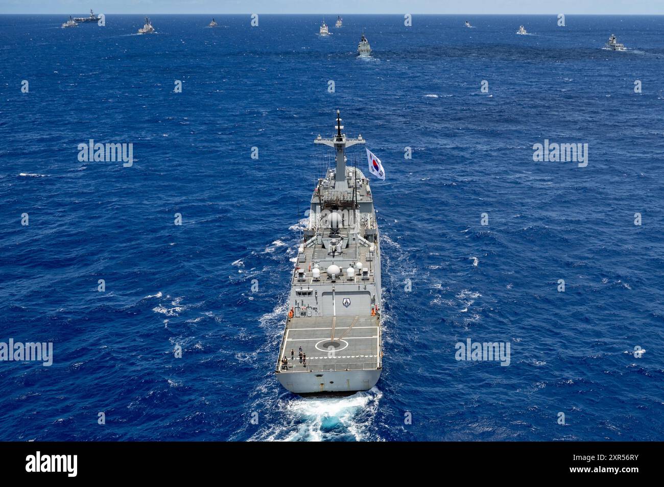 South Korean Navy destroyer ROKS Chungmugong Yi Sun-sin (DDH 975) sails ...