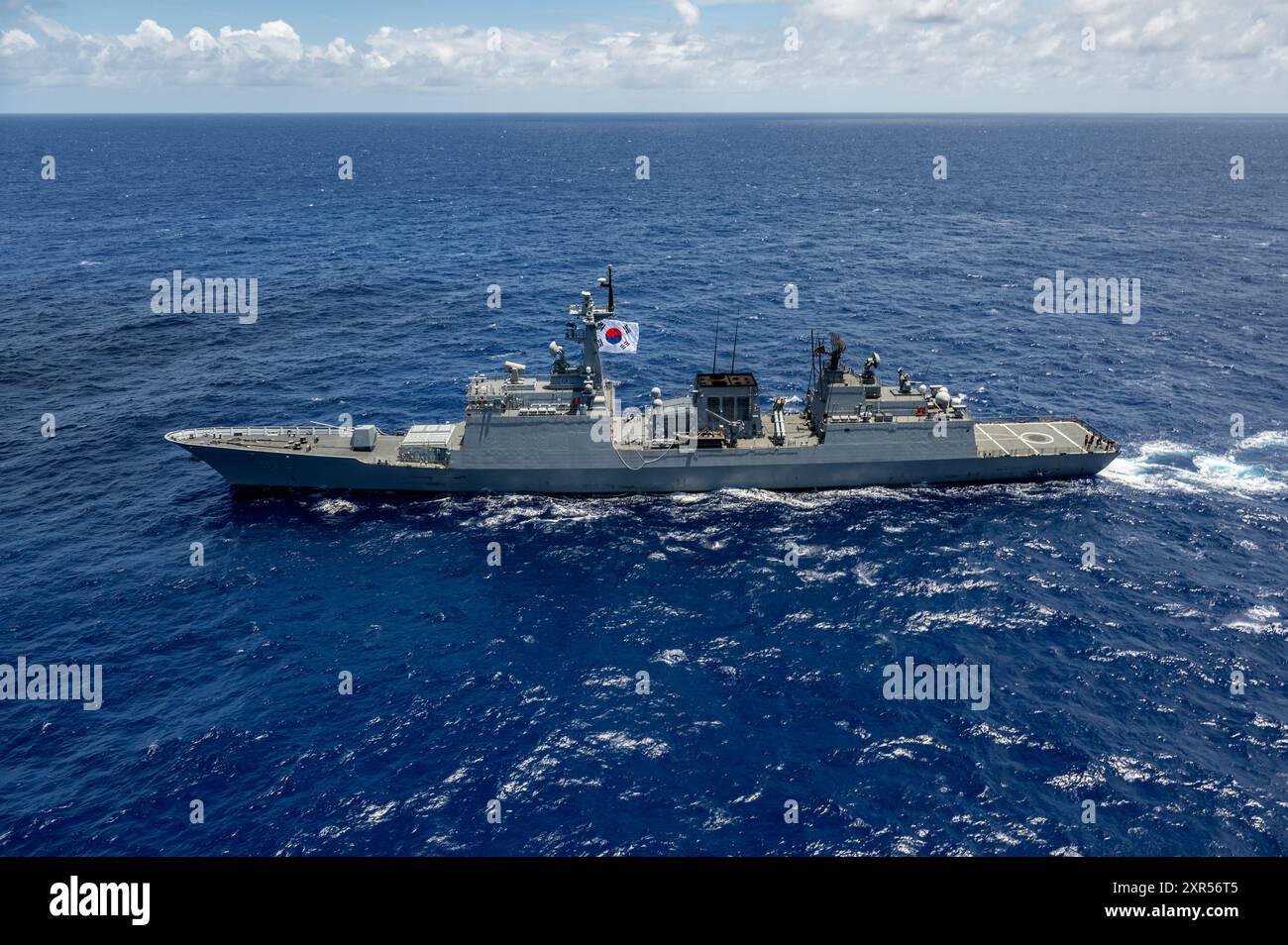 South Korean Navy destroyer ROKS Chungmugong Yi Sun-sin (DDH 975) sails ...