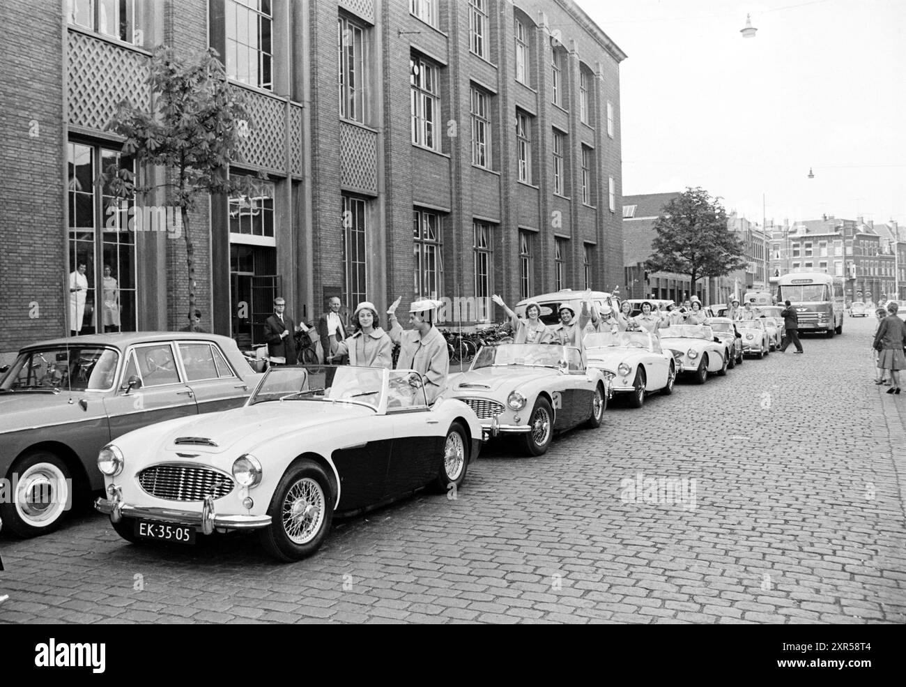 Flower girls return from America in Rotterdam, Flowers and flower girls ...