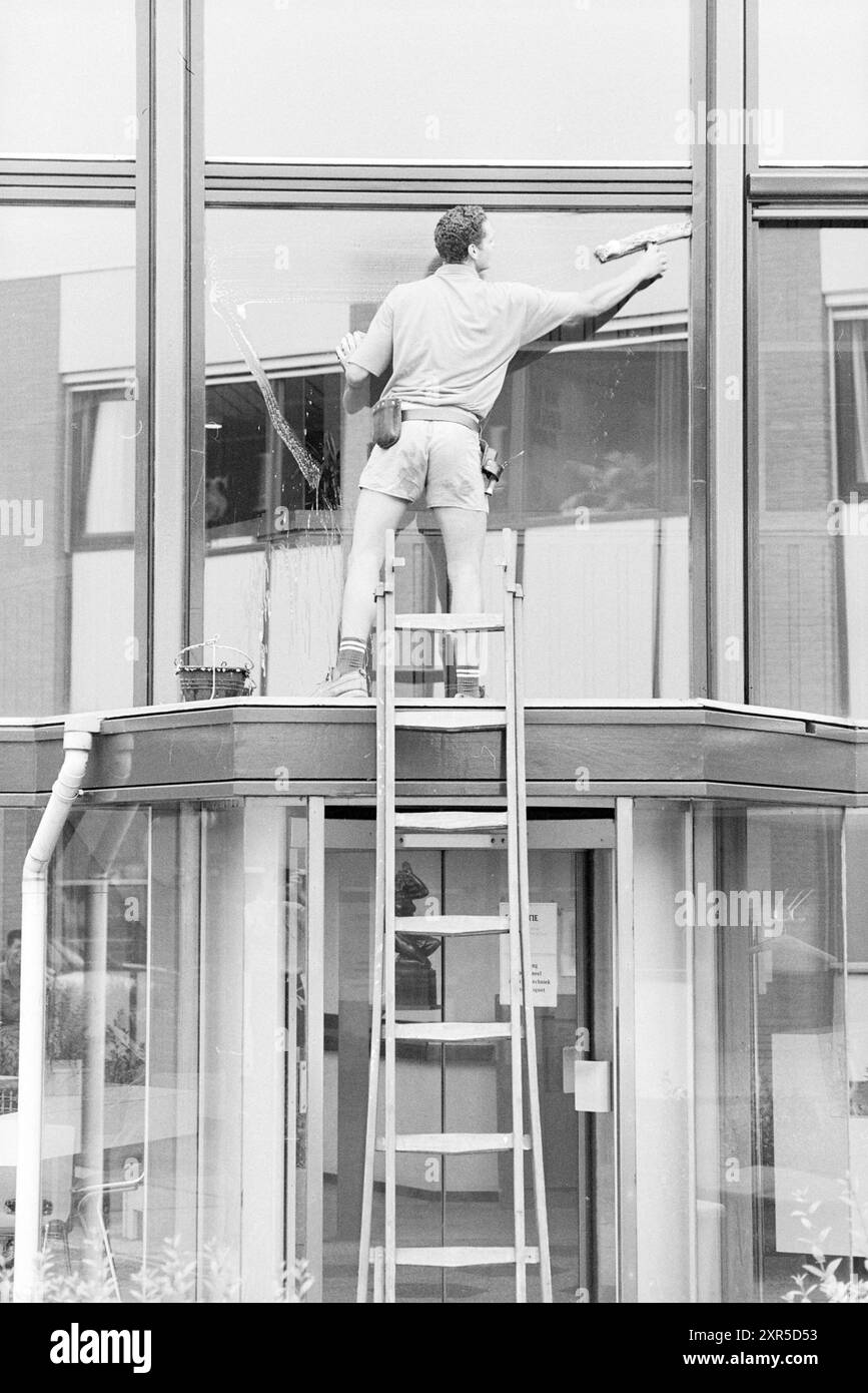 Window cleaner, HD, 09-07-1992, Whizgle Dutch News: Historic Images ...