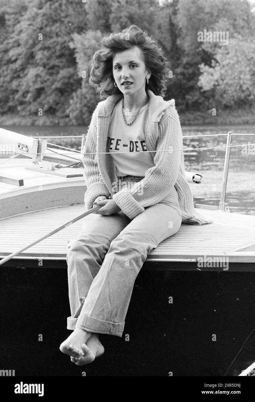 Singer dee dee fishing hi-res stock photography and images - Alamy