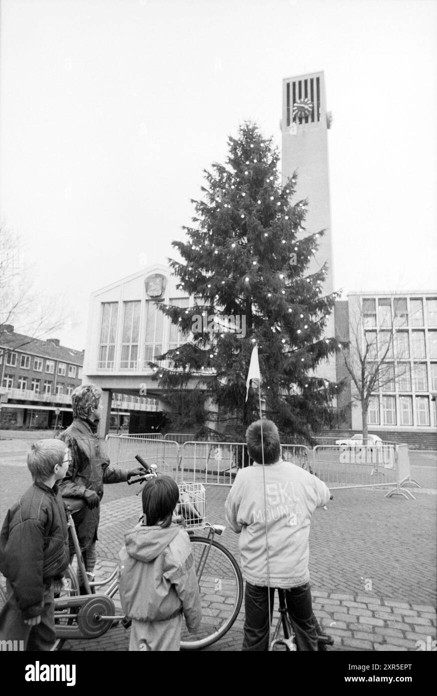Christmas tree on the square 1945, IJmuiden, Plein 1945, The ...