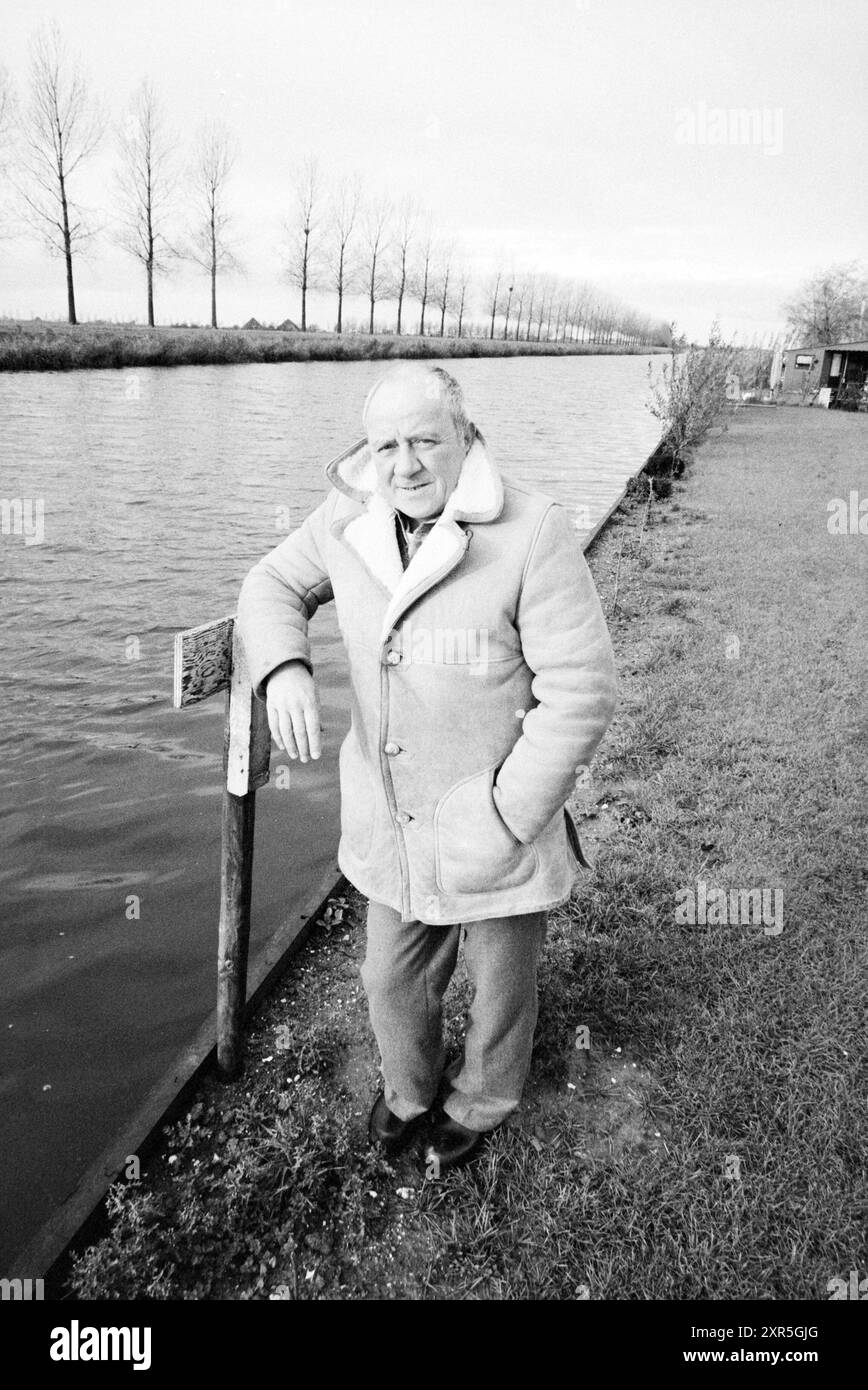 Portrait johnny kraaykamp senior Black and White Stock Photos & Images ...