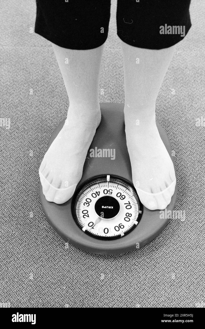 Women's feet on scales, 00-01-1990, Whizgle Dutch News: Historic Images ...