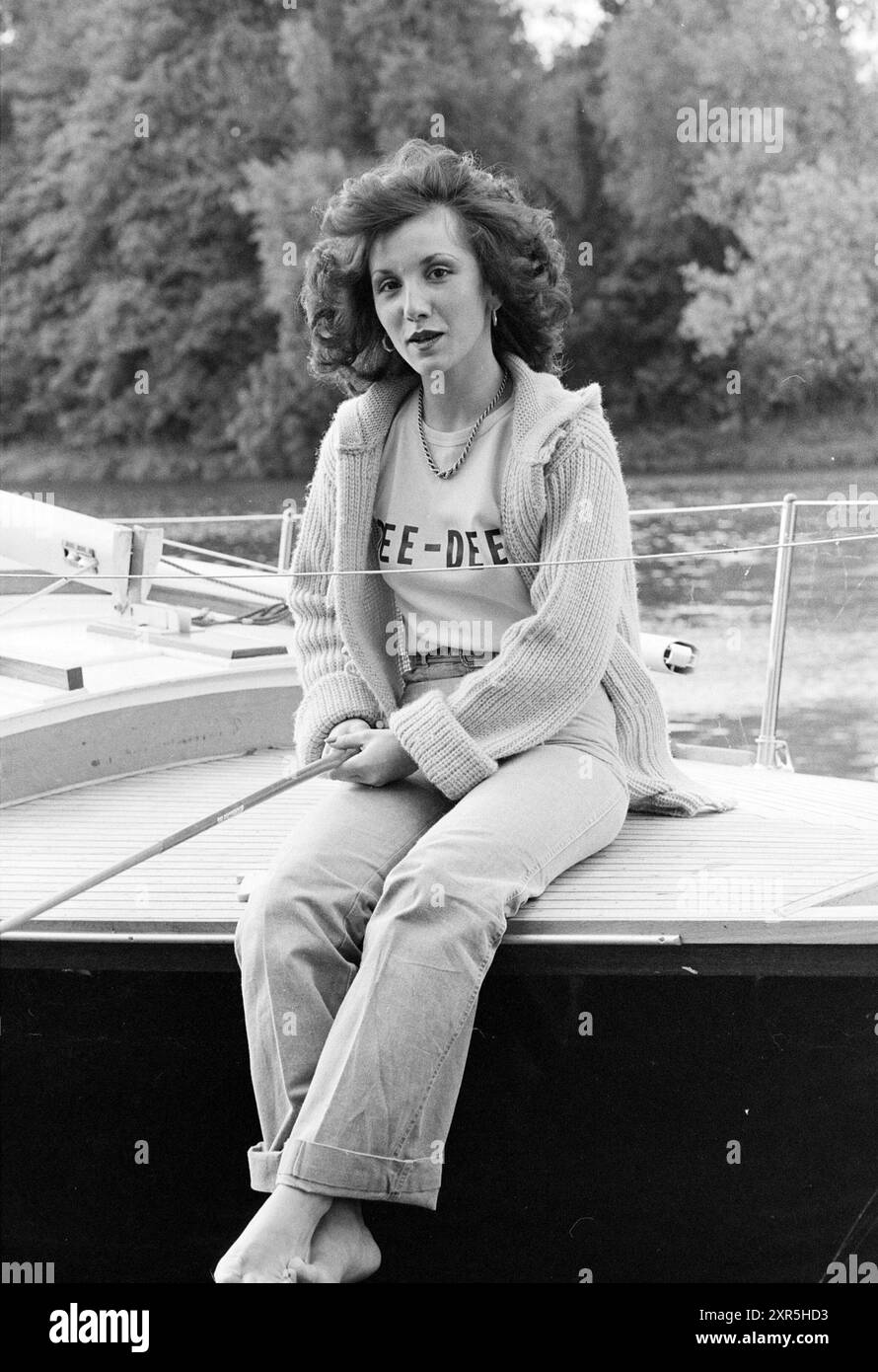 Singer Dee-Dee fishing, Persons singing and music, 20-09-1978, Whizgle ...