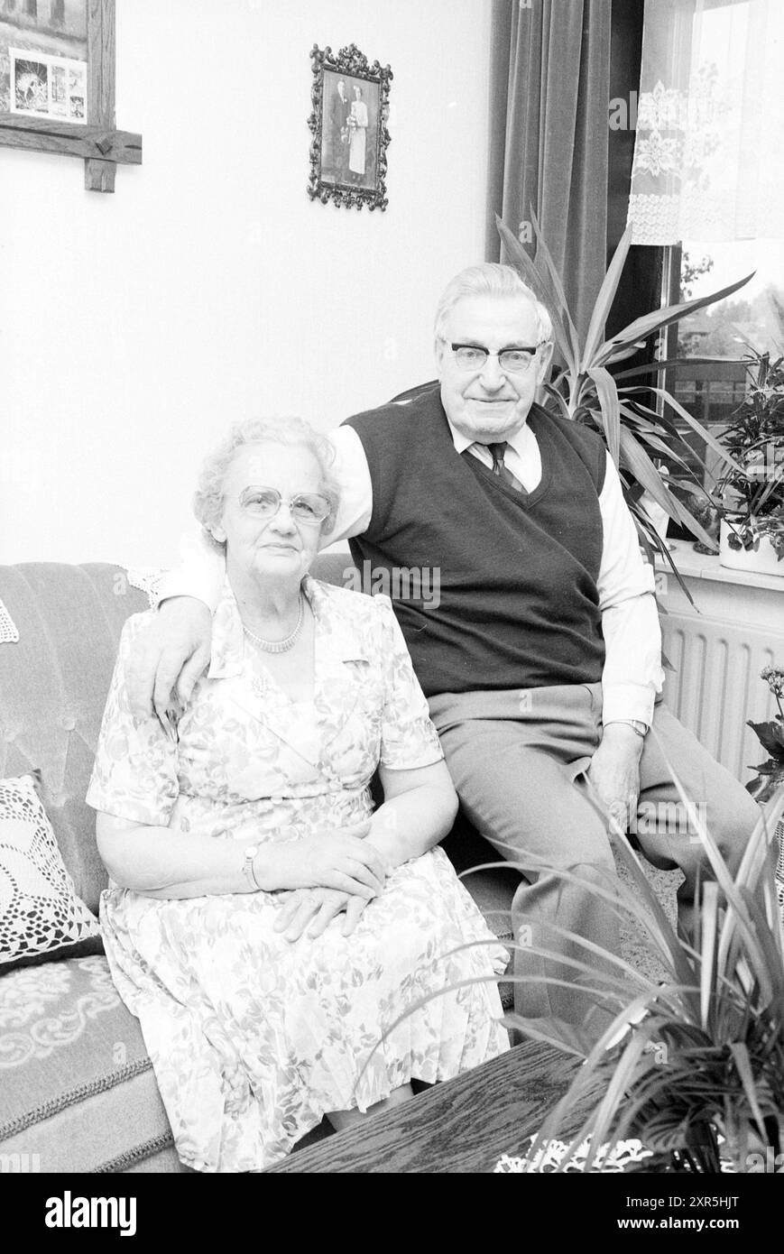 50 year old bridal couple de winter noordwijkerhout hi-res stock ...