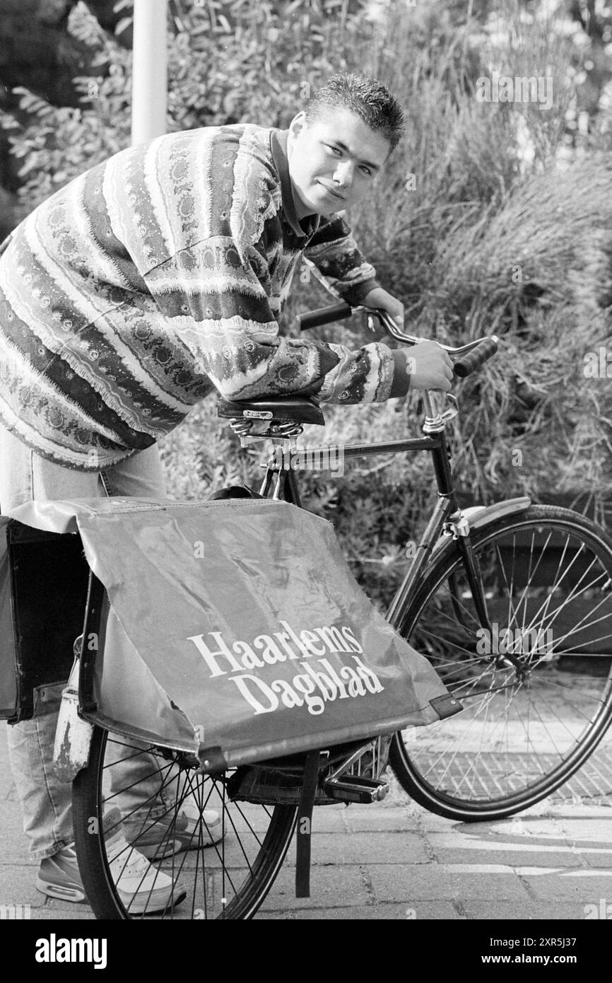 Newspaper deliverer haarlems daily newspaper hi-res stock photography and images - Alamy