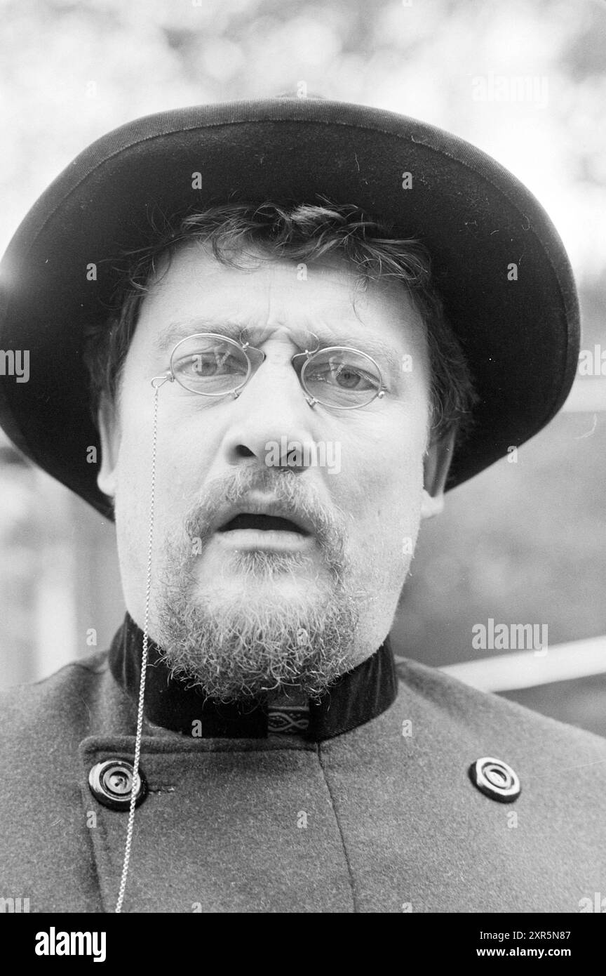 Jules Croiset, actor, as Chekhov, Personen theatre, 09-09-1976, Whizgle ...