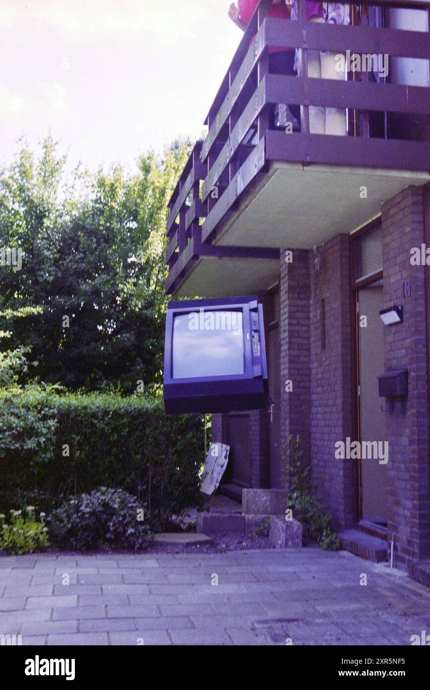 Throwing tv off balcony hi-res stock photography and images - Alamy