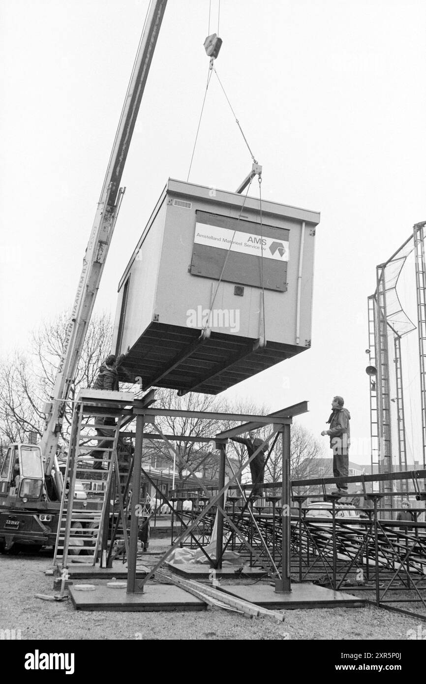 Hoisting up speakers hi-res stock photography and images - Alamy