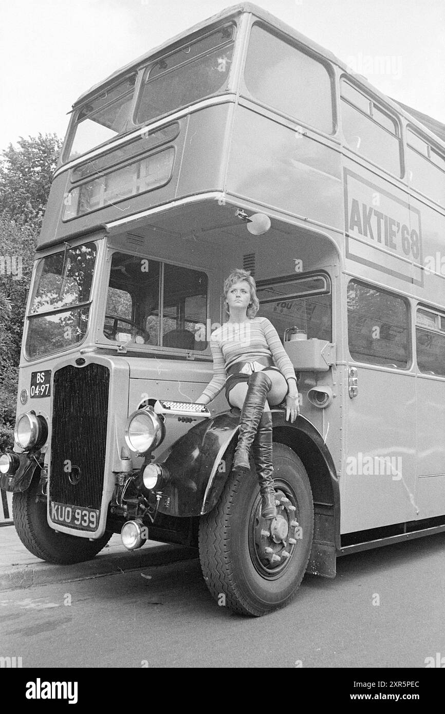 Model woman and child on English double-decker bus 'Aktie 68', 04-08 ...