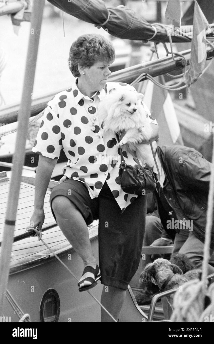 Sailing days in Haarlem, woman on boat, 31-08-1990, Whizgle Dutch News ...