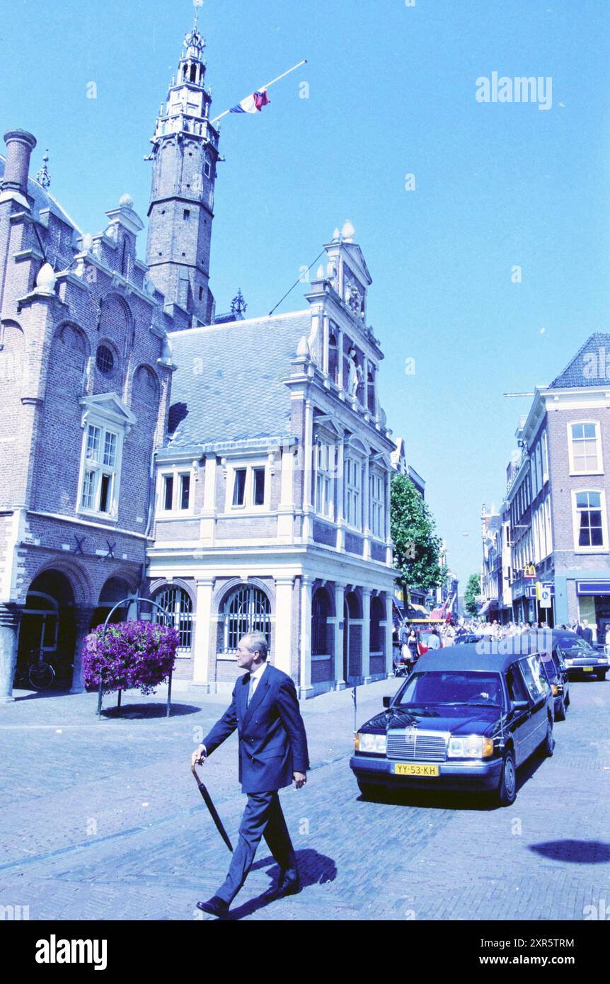 Funeral procession of former councilor Van der Geest, in front of Haarlem city hall, Haarlem ...