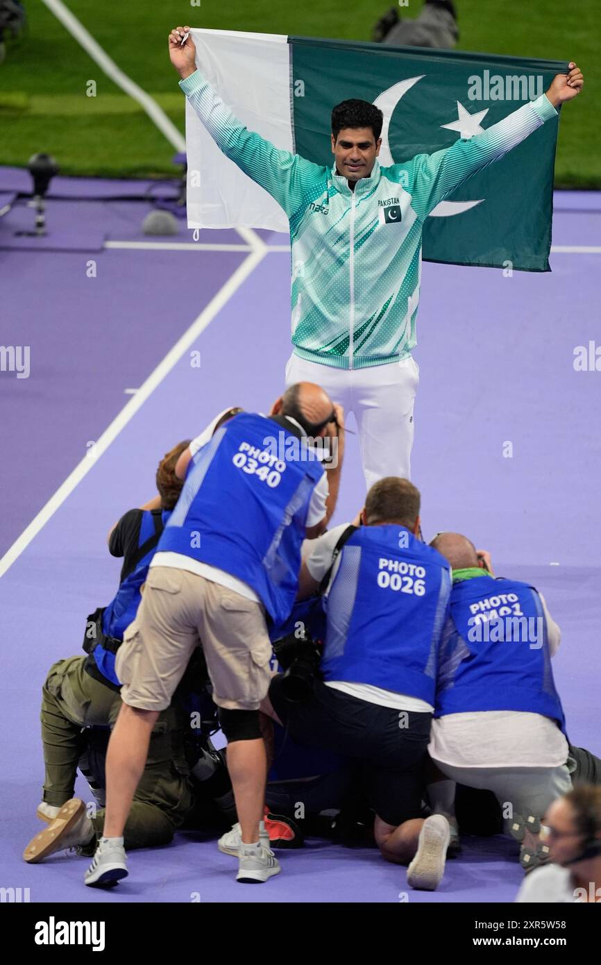 Arshad Nadeem, of Pakistan, poses for photographers after winning gold ...