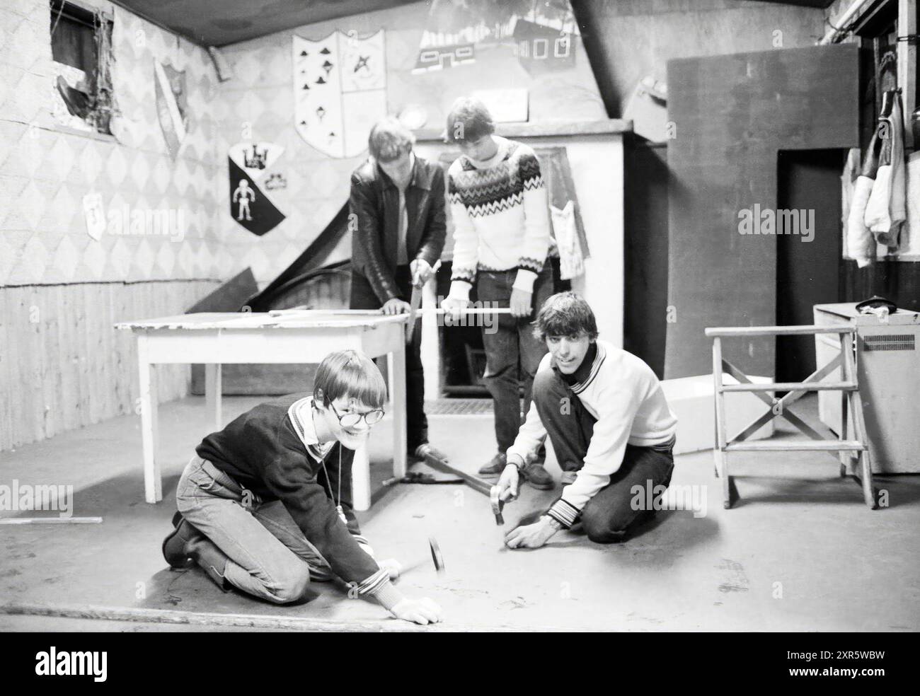 Laying the floor for the boy scout house Velsen, Boy Scout, Velsen, 27 ...