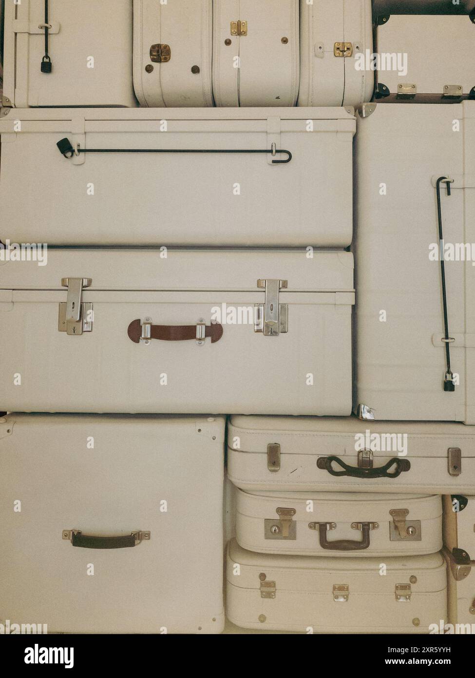 texture of vintage suitcases all piled up Stock Photo - Alamy