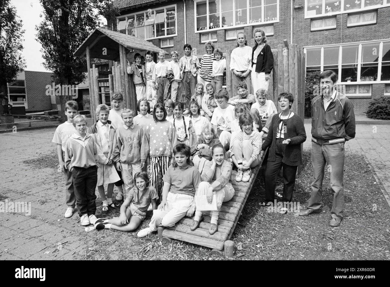 Group of singers Sundial Planetenlaan, Schools, Singing, Haarlem ...