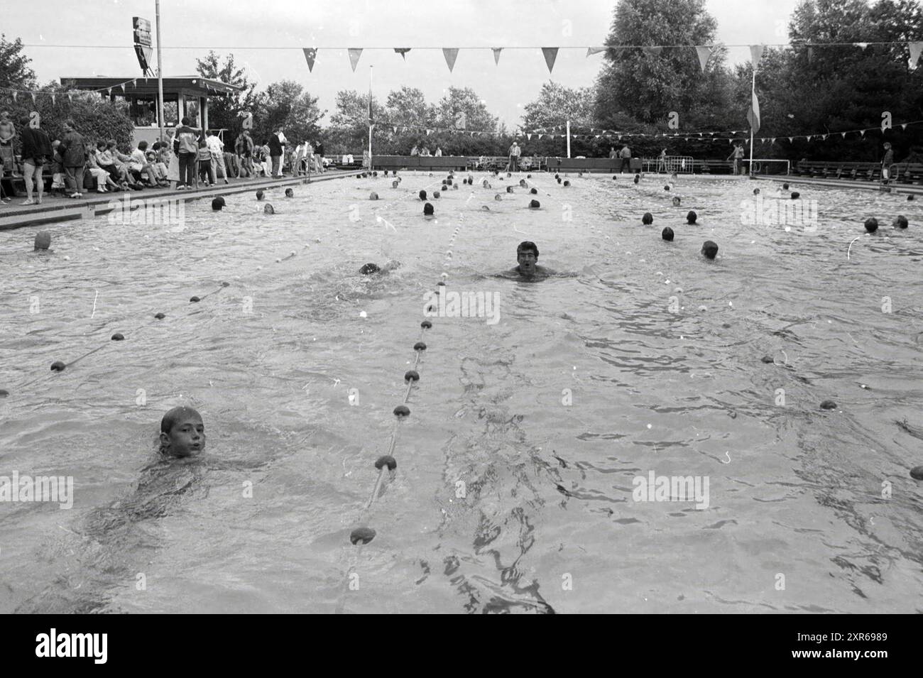 Outdoor swimming pool with swimmers, 26-08-1985, Whizgle Dutch News ...
