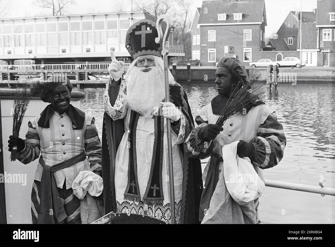 Saint Nicholas on boat through bridges Haarlem 'Pionier', St. Nicholas ...