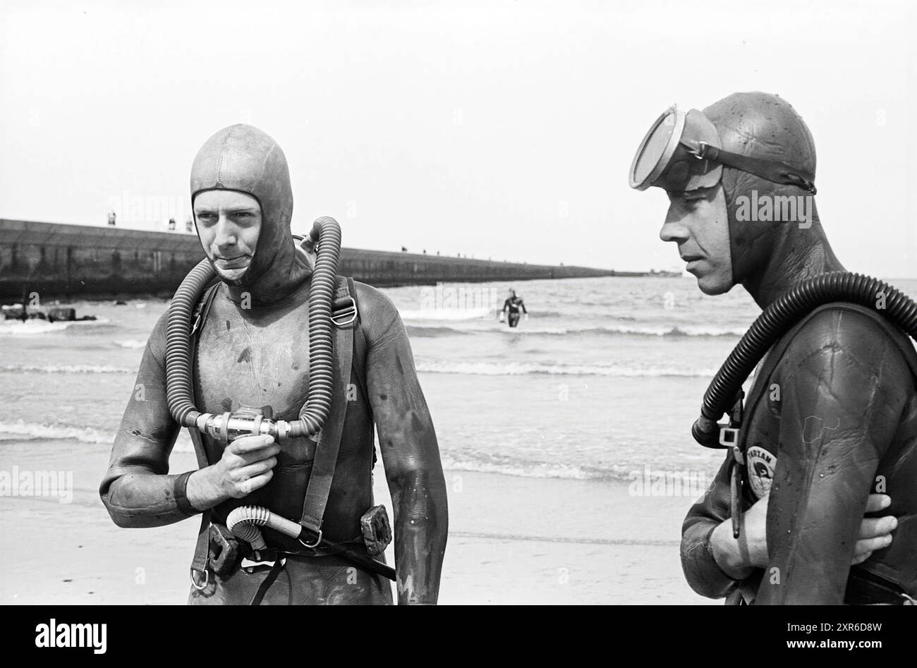 Frogmen on beach, 00-04-1962, Whizgle Dutch News: Historic Images ...