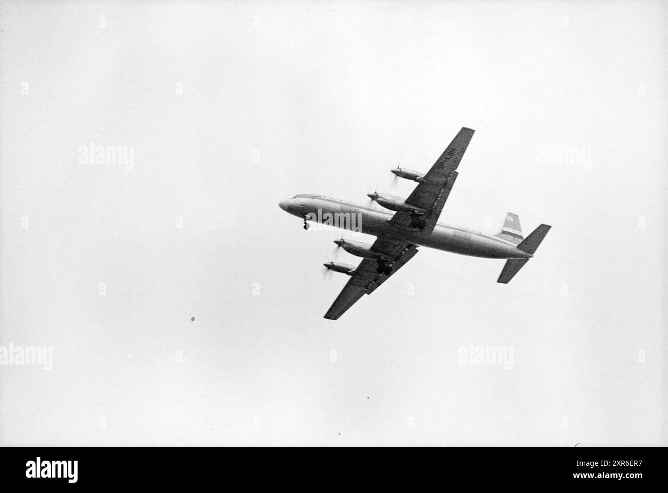 Four engine propeller plane hi-res stock photography and images - Alamy