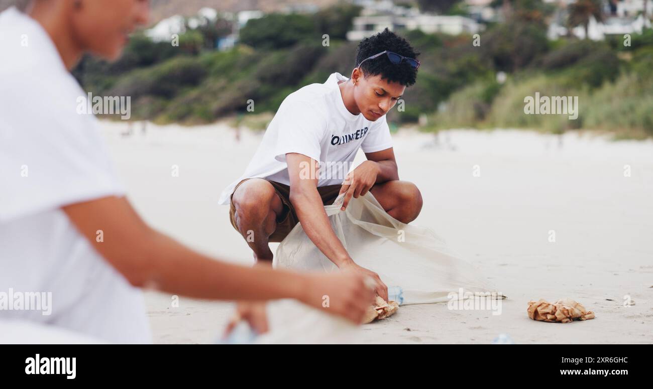 People working together clean beach hi-res stock photography and images ...