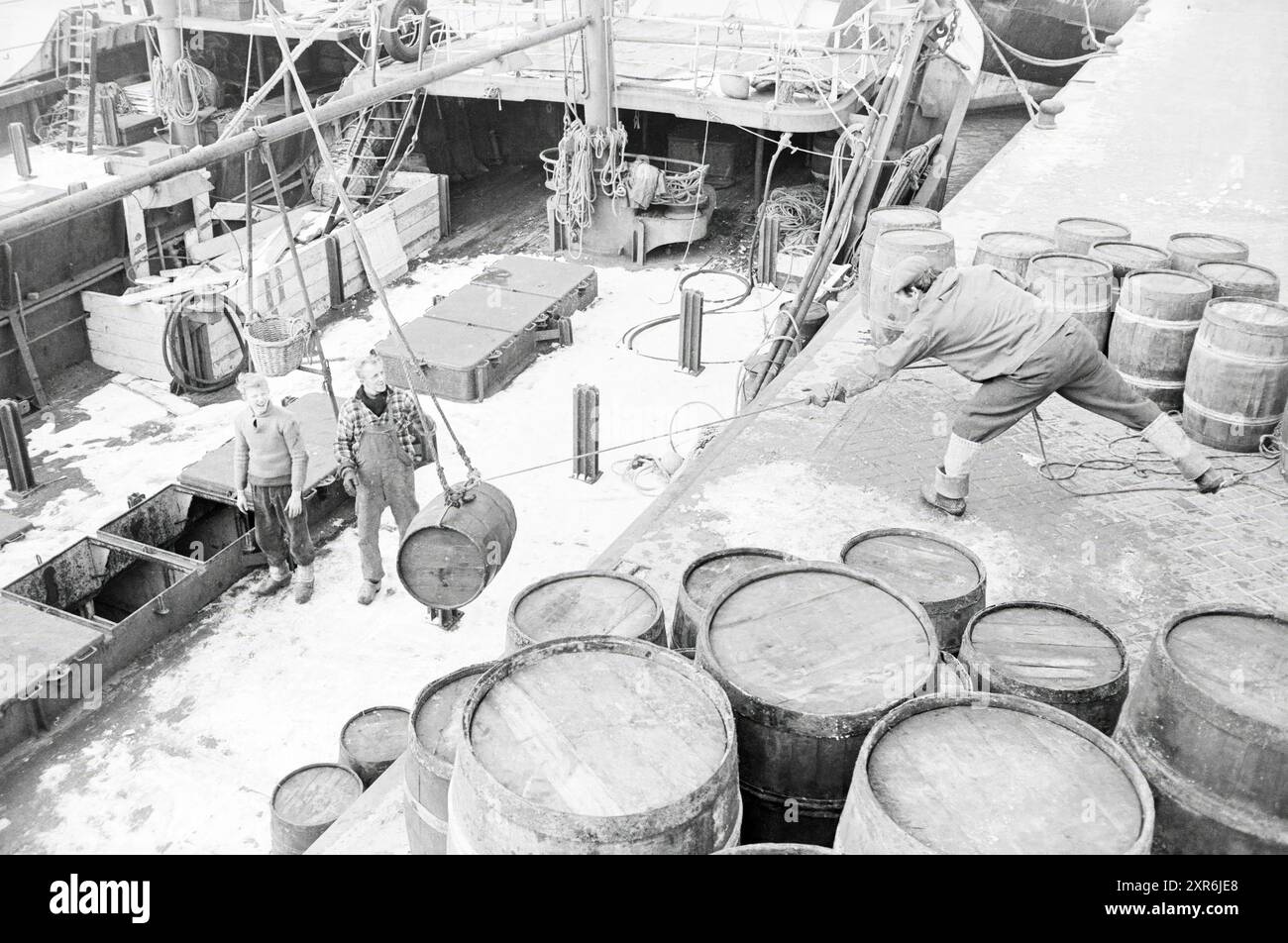 Fishing ships loading salt, loading tons, Fisheries and others ...