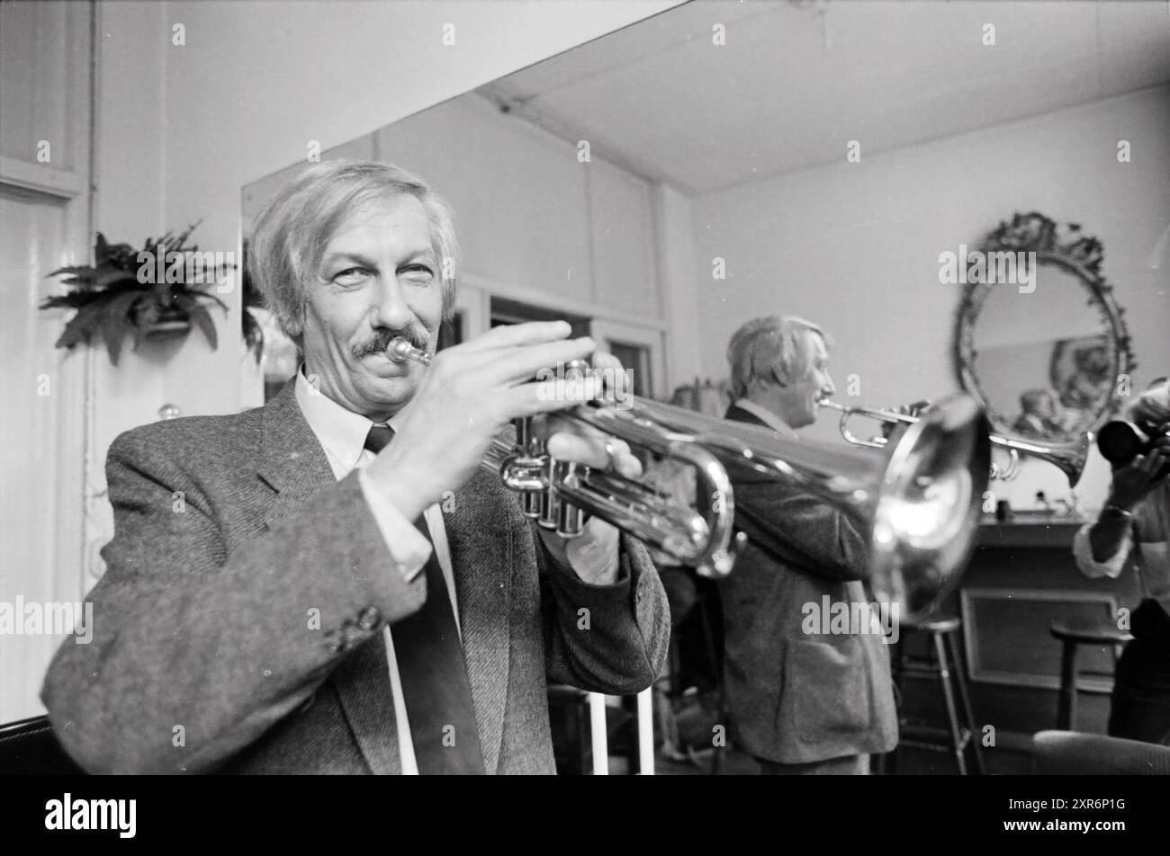 Midge trumpet hi-res stock photography and images - Alamy