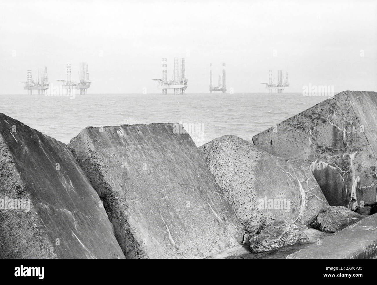 5 drilling rigs Wijk aan Zee, Drilling rigs, Wijk aan Zee, 21-02-1987 ...