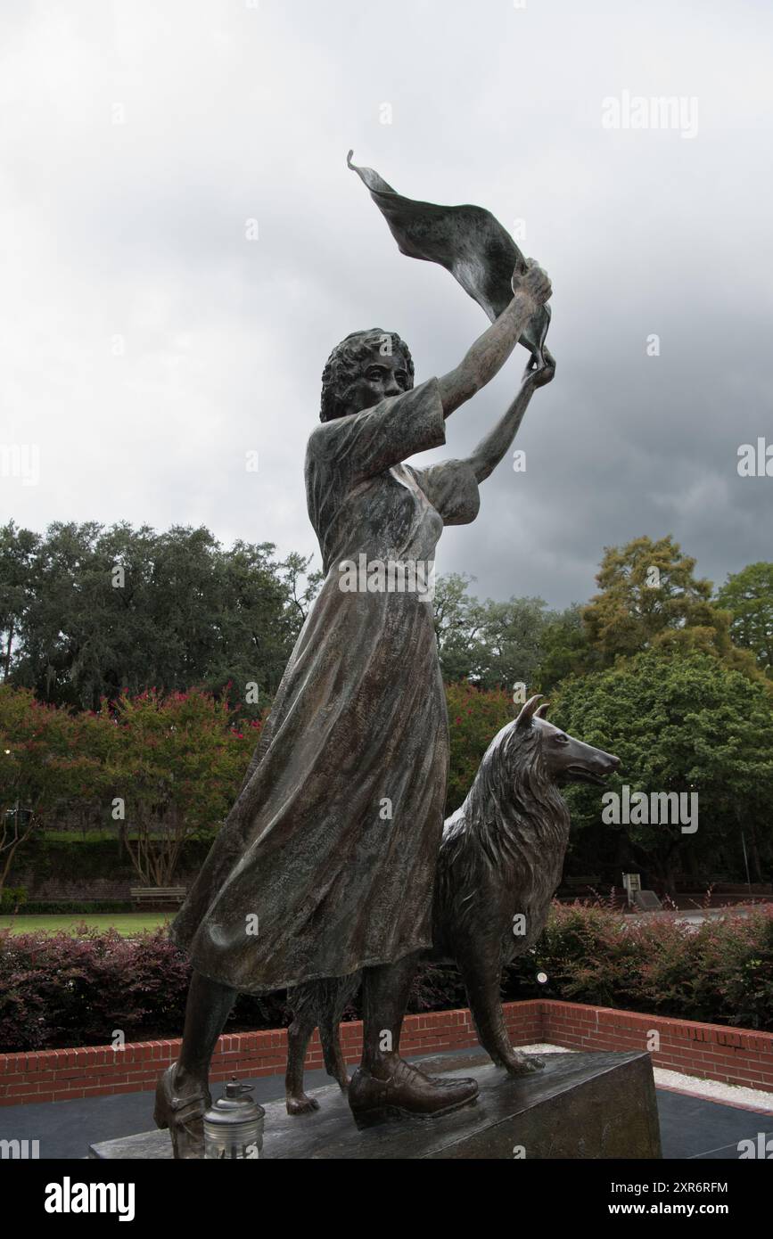 The waving girl statue in Savannah, Georgia Stock Photo - Alamy