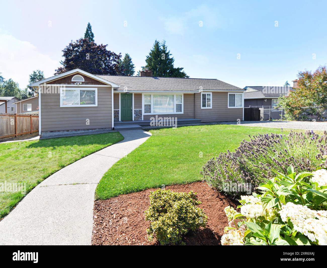 Residential home front yard hi-res stock photography and images - Alamy