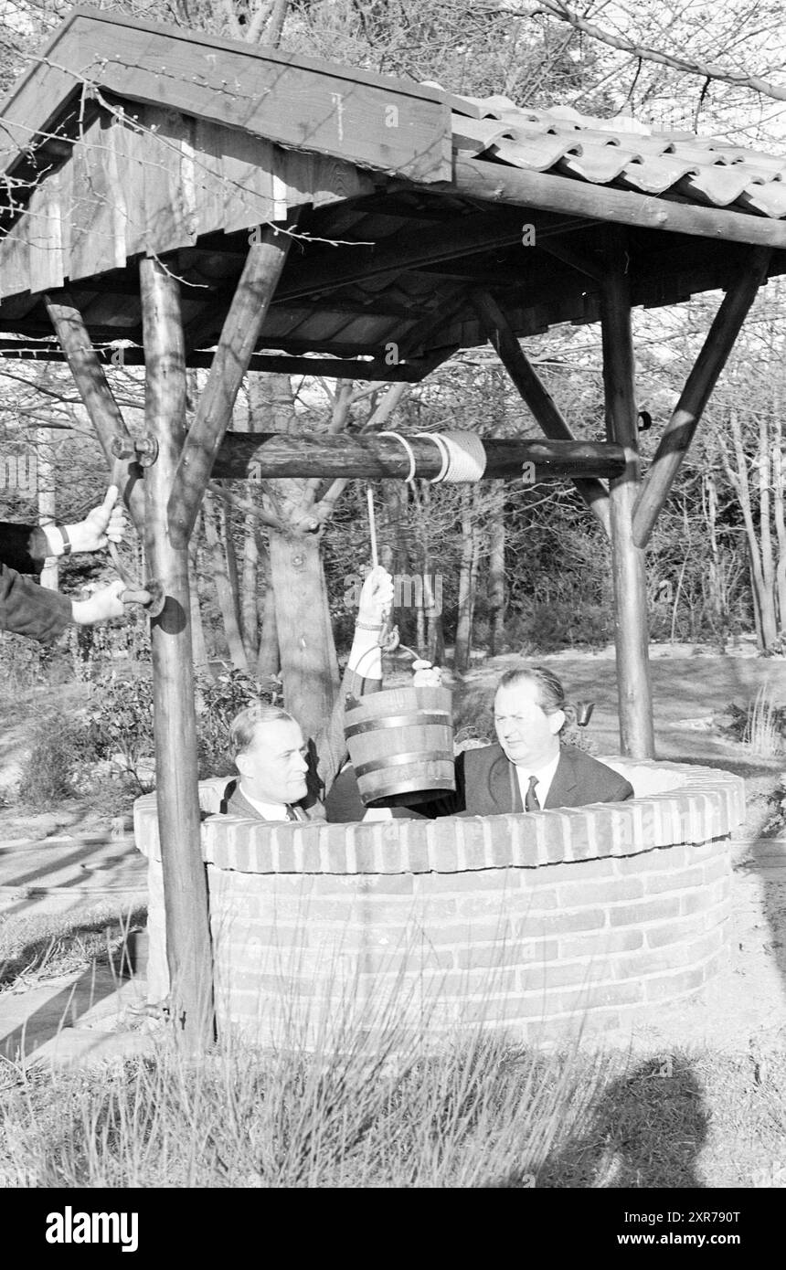 Men in well, Whizgle Dutch News: Historic Images Tailored for the ...