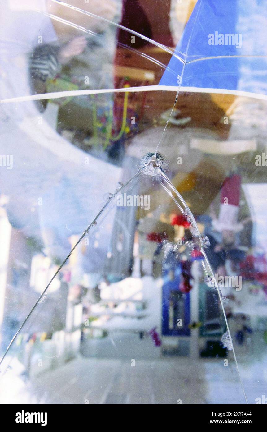 Vandalism at toddler playroom, 27-08-2002, Whizgle Dutch News: Historic ...